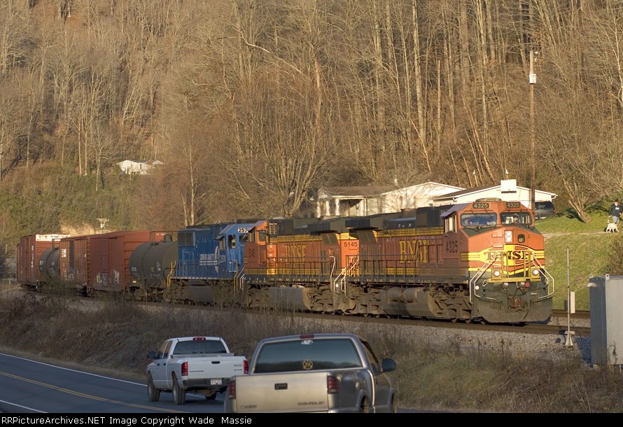BNSF 4325 in evening light